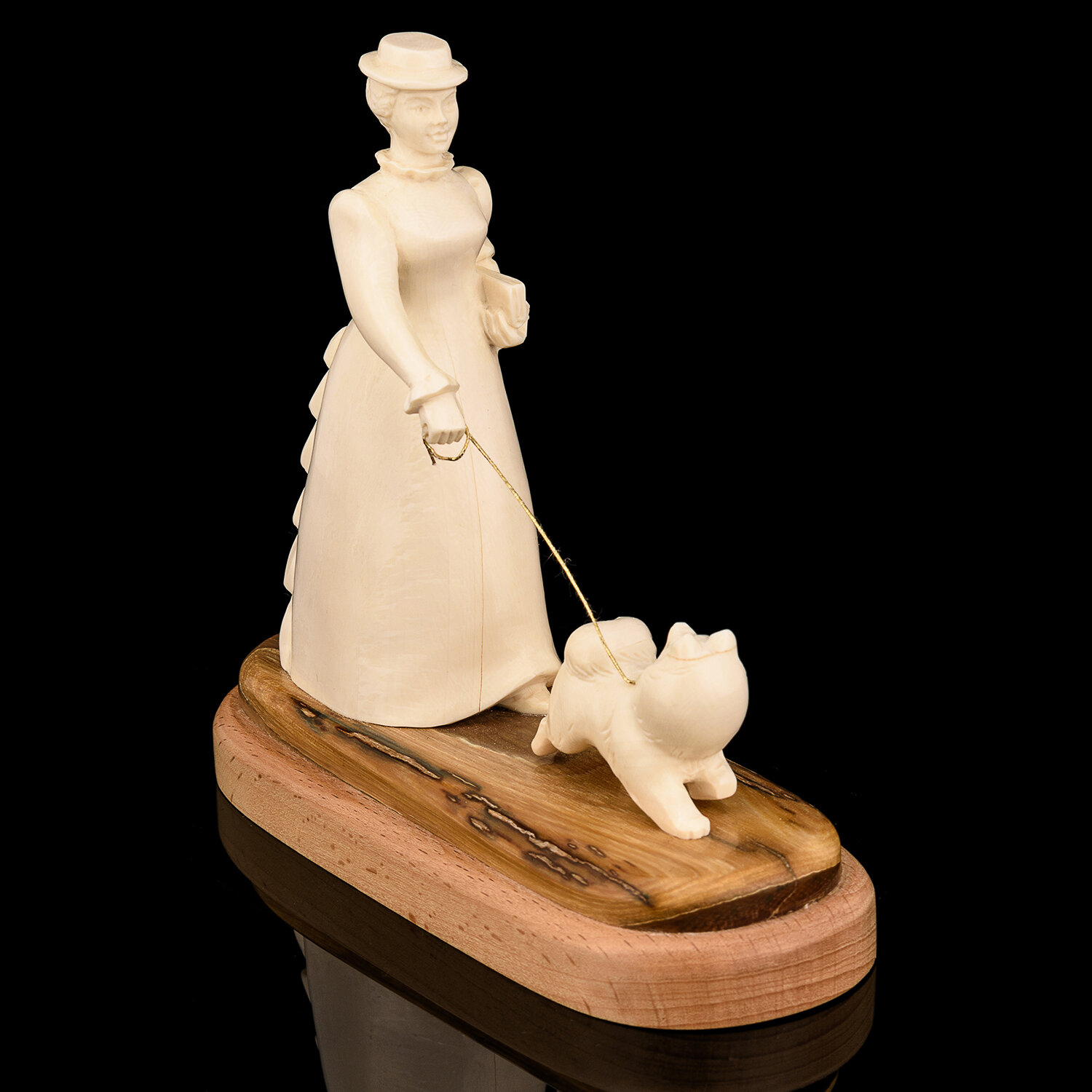 Скульптура из кости "Дама с собачкой"