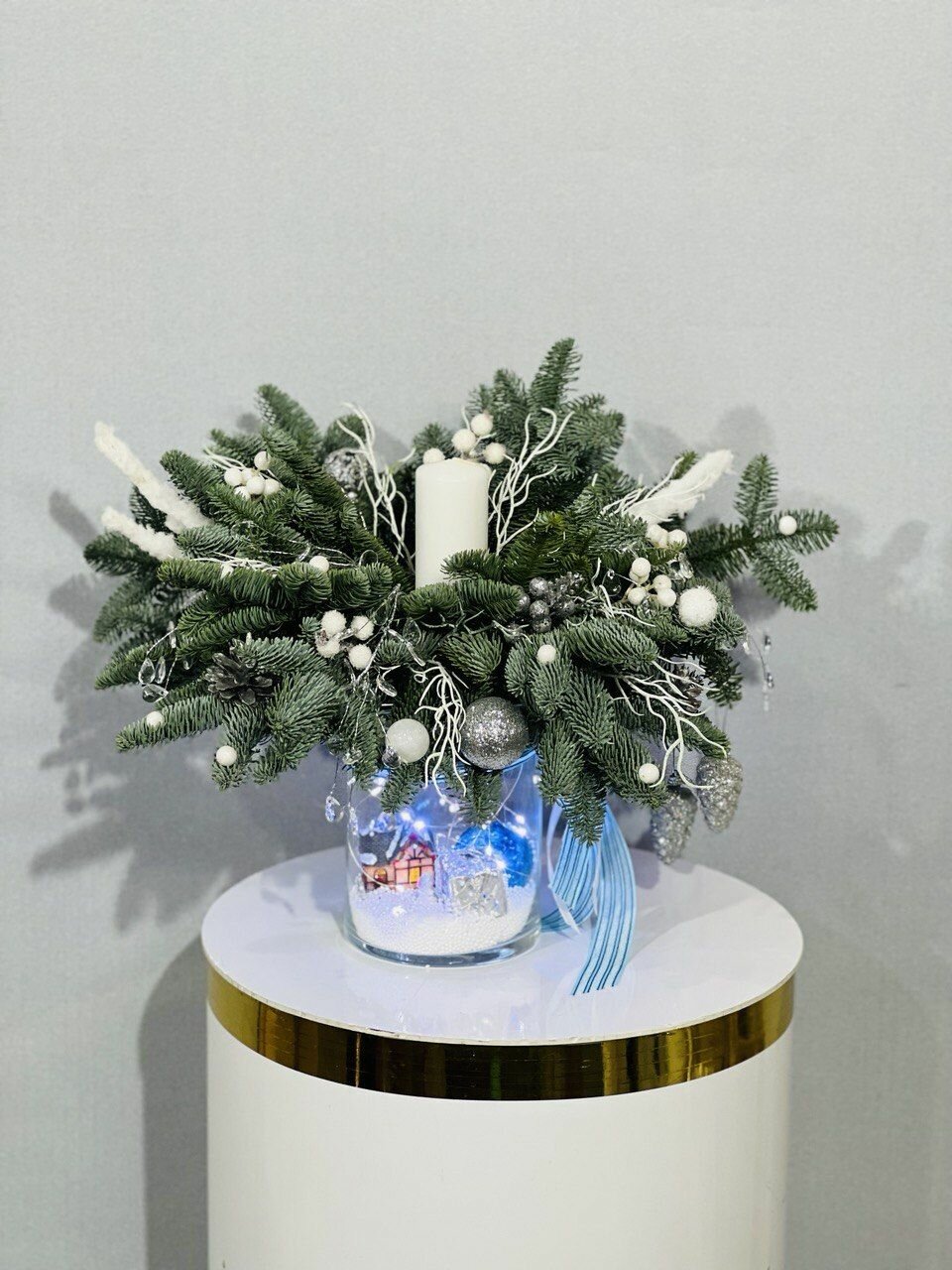 Композиция из живой ели нобилис со свечой в вазе колбе