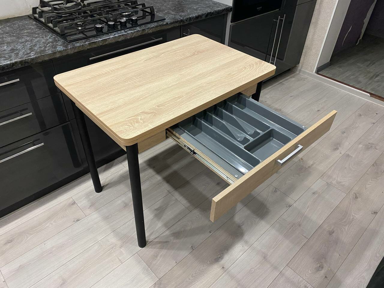 Стол обеденный раздвижной с ящиком для посуды 90 см на 60(120) см бежевый с черными ножками