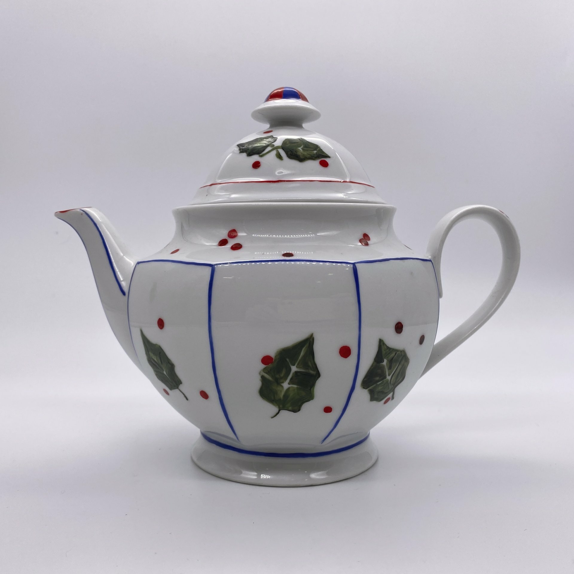 Чайник, украшенный авторской росписью художника M.Pierre V. "Листья омелы", фарфор