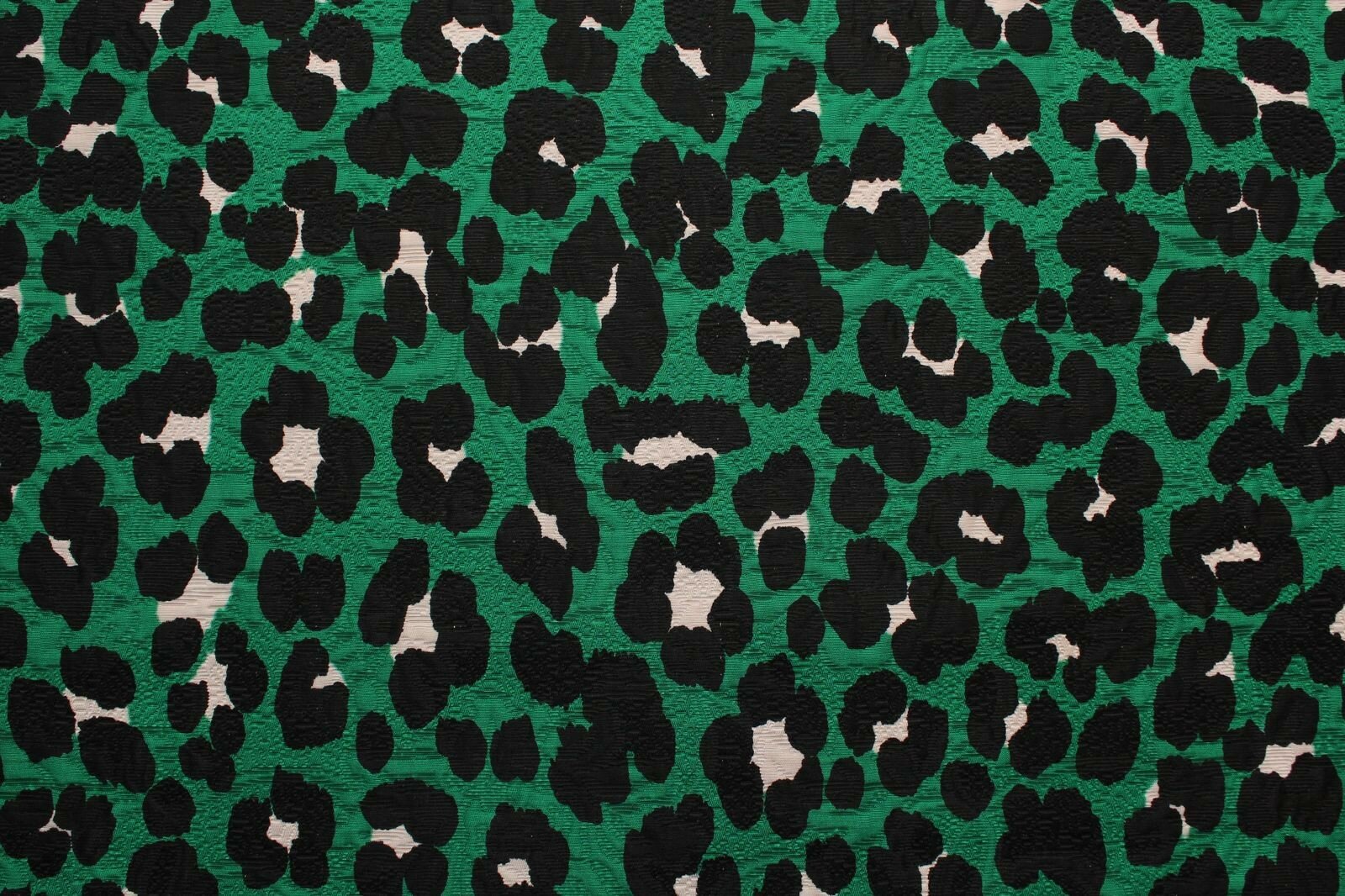 Ткань Жаккард-метлассе костюмный с пятнистым леопардовым принтом на изумрудно-зелёном фоне, ш140см, 0,5 м