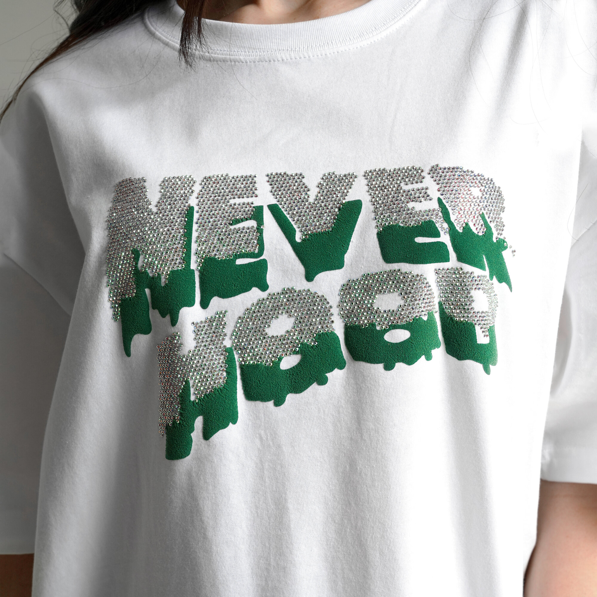 Футболка женская, с стильной термоаппликацией из пены и страз