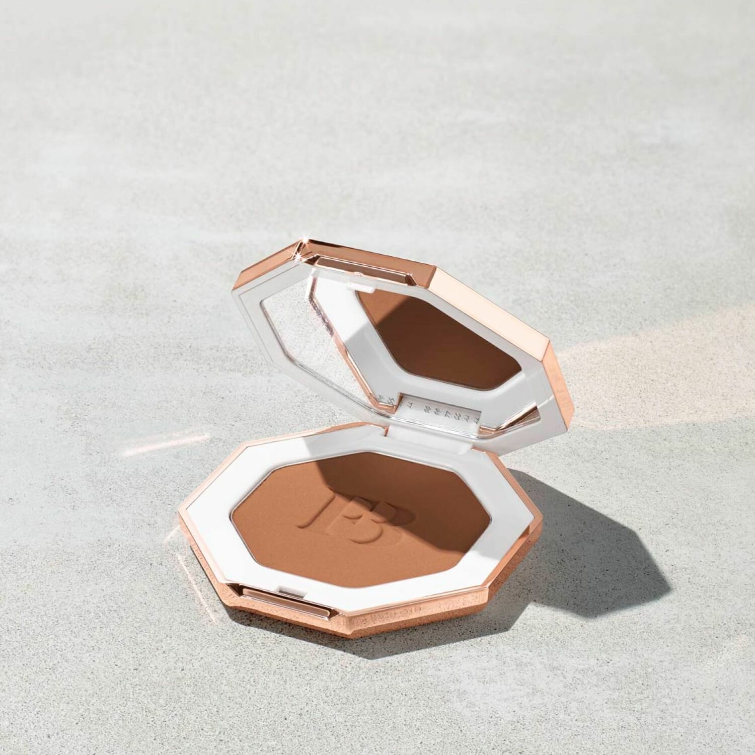 Пудра-бронзатор бронзер для лица Fenty Beauty SUN STALKER INSTANT WARMTH BRONZER - COCO NAUGHTY 07