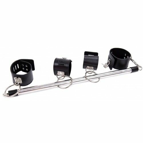 Длинная бондажная распорка с наручниками и поножами черного цвета