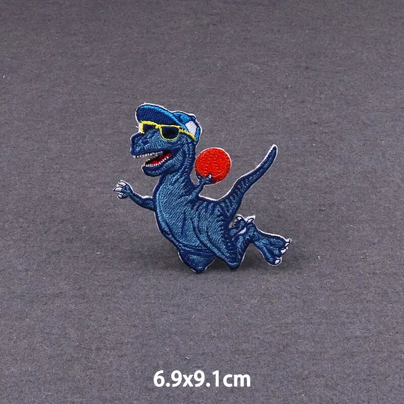 Вышитая нашивка Динозавр в кепке, 6.9x9.1 см, Синий, PE6159CT