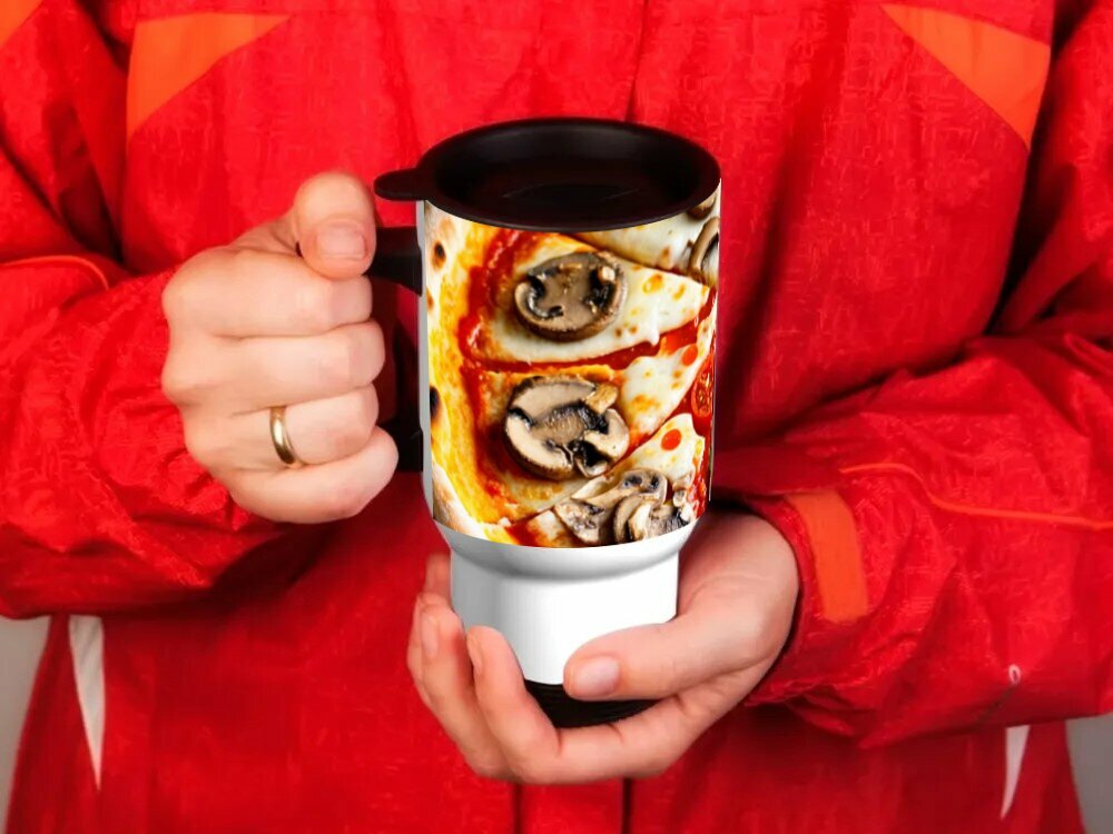 Тремокружка для авто с принтом "Пицца с золотистой корочкой, нарезанная на восемь кусочков, украшенная свежей зеленью и грибами. На поверхности пиццы расплавленный сыр." 0.5 л.