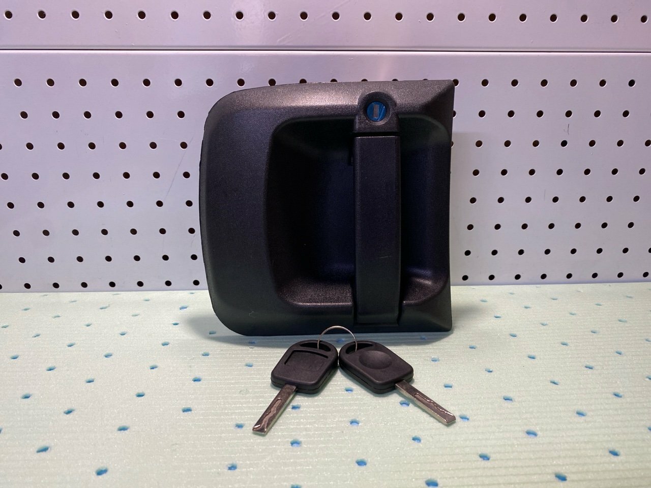 Ручка двери МАН ТГА ТГЛ ТГМ ТГС ТГХ (MAN) левая с ключами