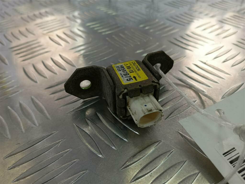 Датчик удара (AIR BAG) Б/У для MITSUBISHI L200 IV (2006—2014) MR587975