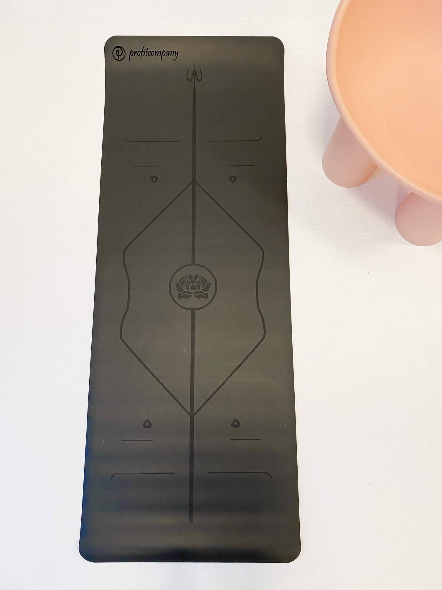 Профессиональный коврик для йоги каучук + полиуретан Profitcompany, 183*68*0,4 см, черный / Нескользящий йога мат / Спортивный гимнастический коврик для фитнеса, пилатеса, растяжки