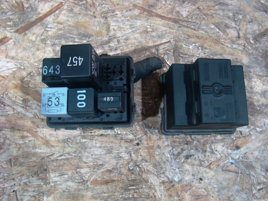 VW Passat B7 Блок предохранителей 1K0937507B