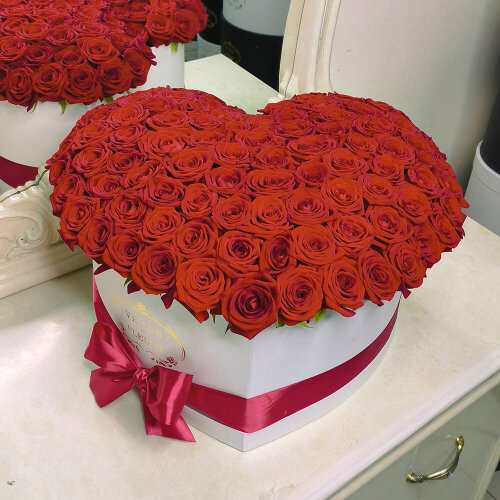 Букет Venus in Fleurs "Сердце из красных роз", 101 роза, высота 25 см