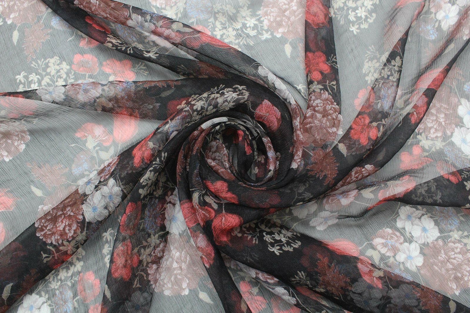 Ткань Шёлк-шифон-креш с бежевато-коралловым цветочным узором на чёрном фоне, ш136см, 0,5 м