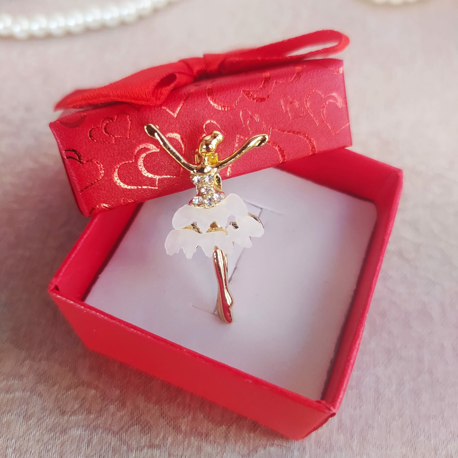 Брошь, стразы, пластик