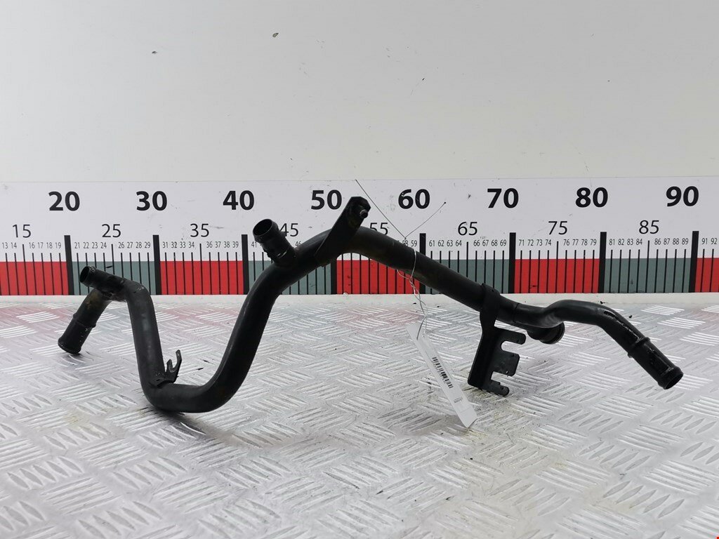 Патрубок охлаждения Volkswagen Bora(Jetta) 06A121065D арт. 2065635