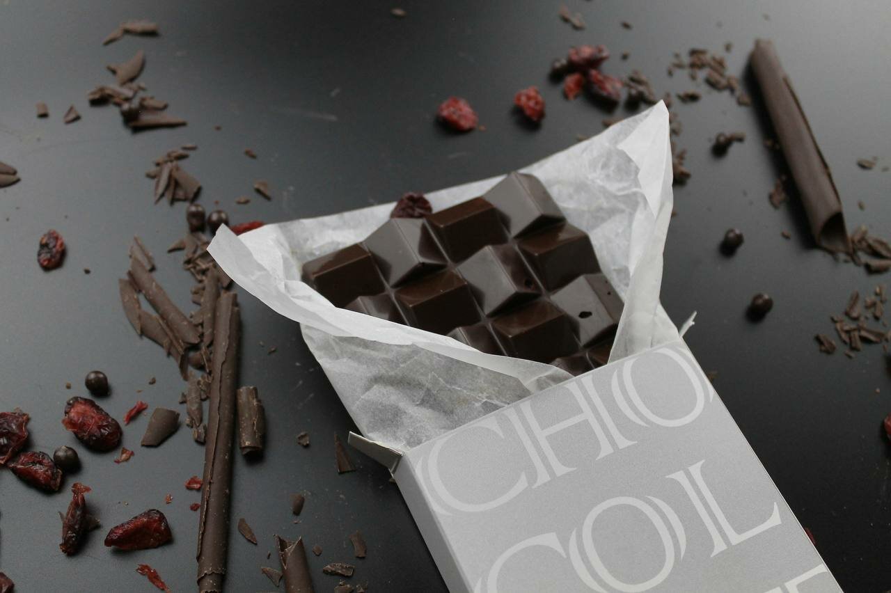 Премиум Шоколад ручной работы. Натуральный Бельгийский темный шоколад с вяленой клюквой и хрустящими шариками. «Золотая классика». Плитка шоколада 120 гр. 3 шт в наборе.