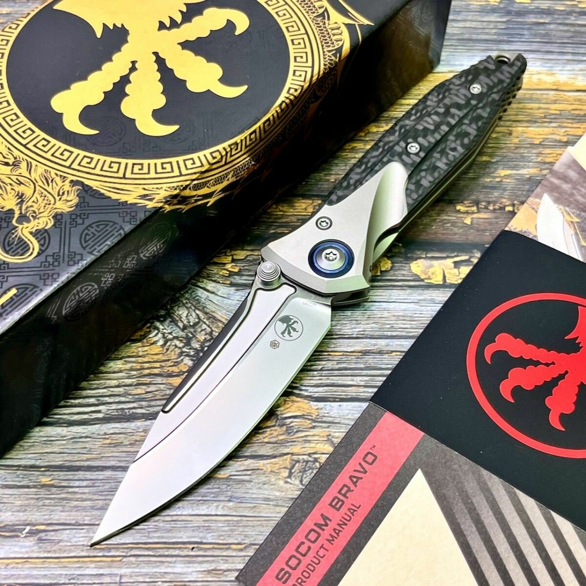 Нож складной MicroTech MCT260M7CFTI Socom Bravo Mini, M390 Bead Blasted Blade, Titanium Bolster, Carbon Fiber Handle