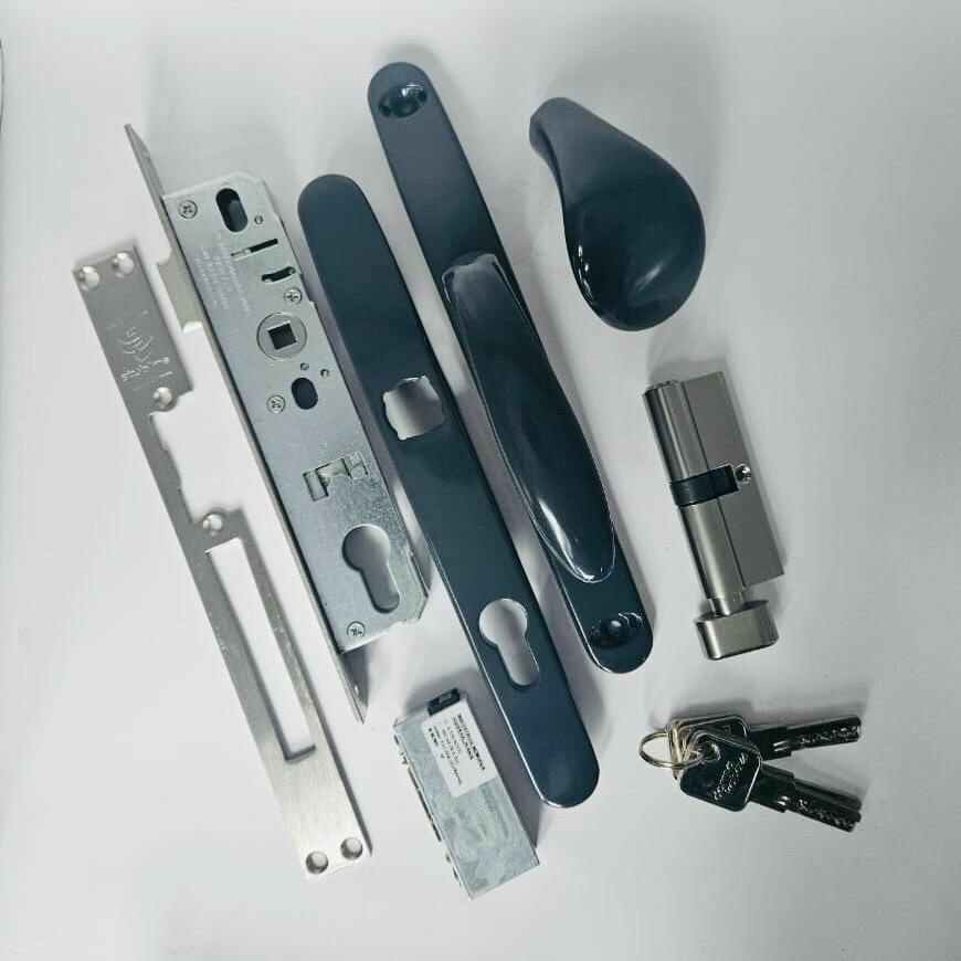 Надежный комплект для калитки (ручка ухват, серая, ral 7016 + замок STUBLINA с личинкой DORMA 80 + электромагнитная защелка)