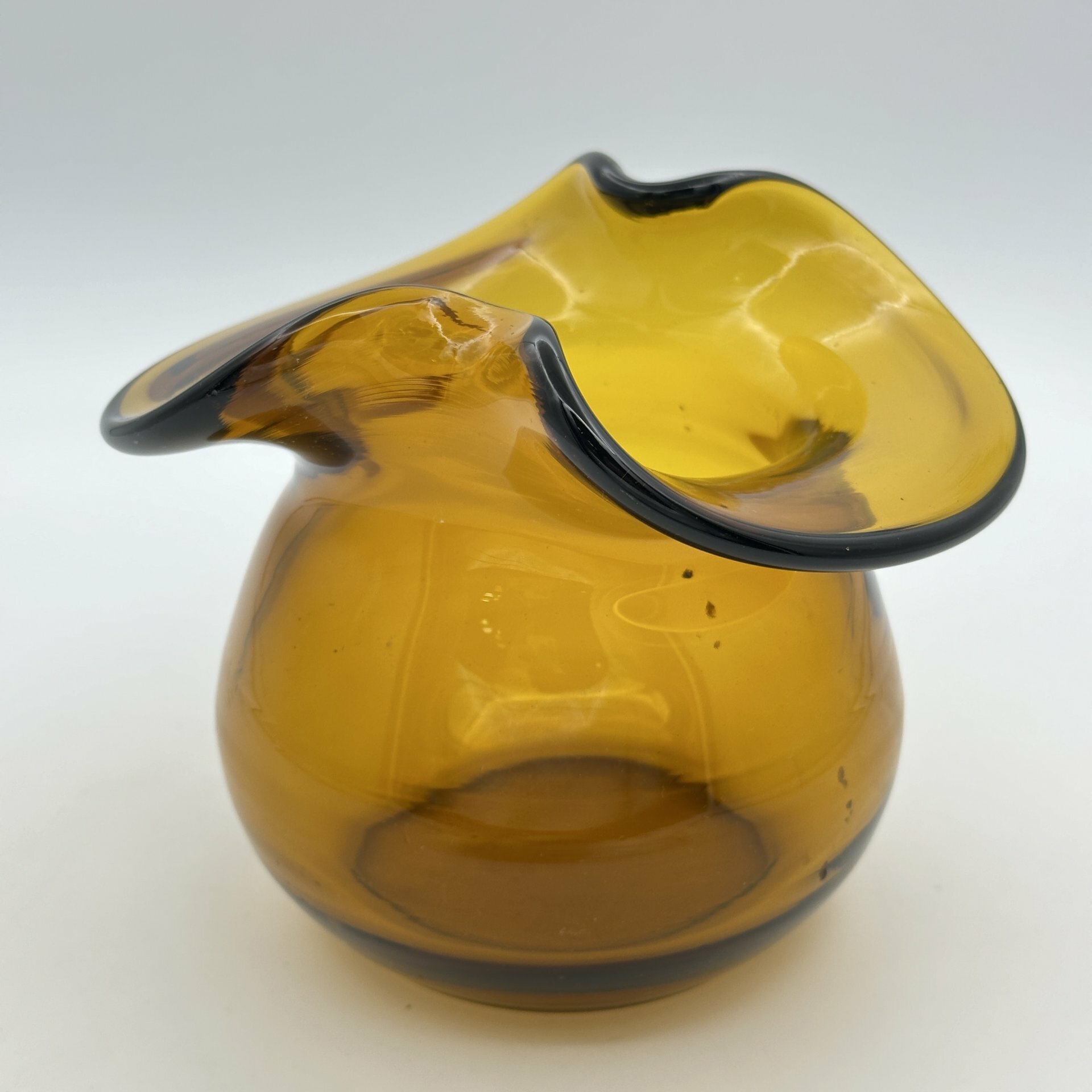 Ваза в форме бочонка с широкой горловиной, выполненная в янтарном цвете