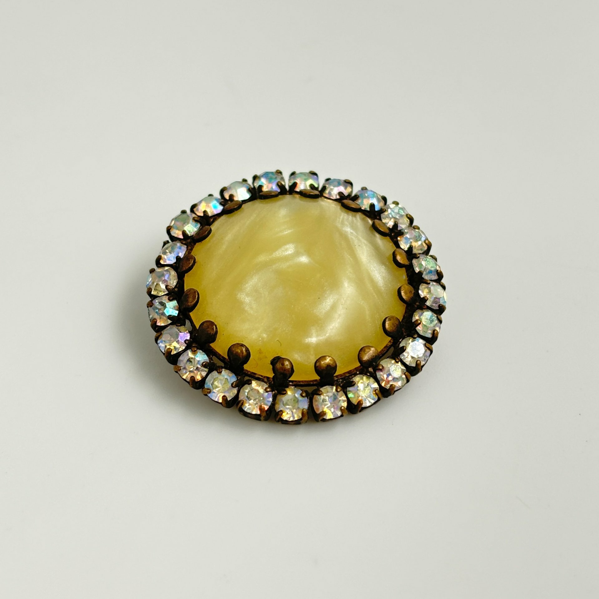 Брошь круглая, металл, стекло, пластик, Чехословакия, 1950-1980 гг.