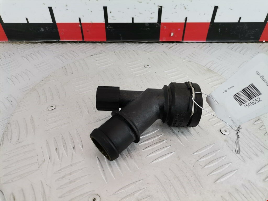 Фланец (штуцер системы охлаждения тройник) Volkswagen Golf 4 6Q0122291F арт. 1509052