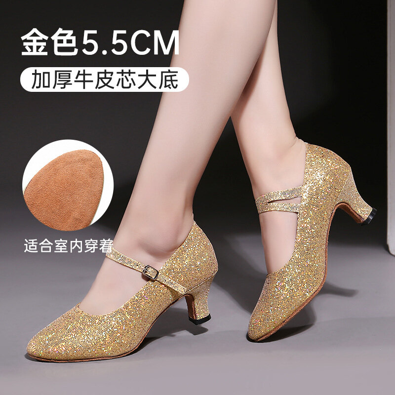 Спортивные туфли