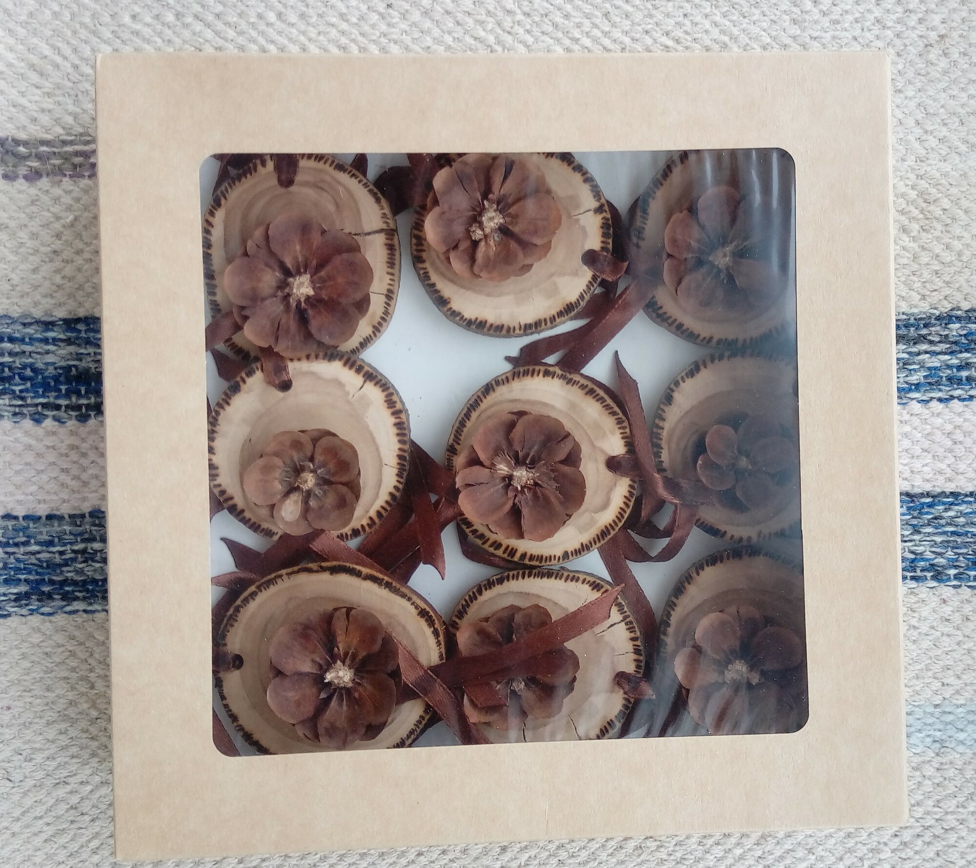 Стильные елочные украшения ручной работы из спилов дерева "Шоколадная елочка"