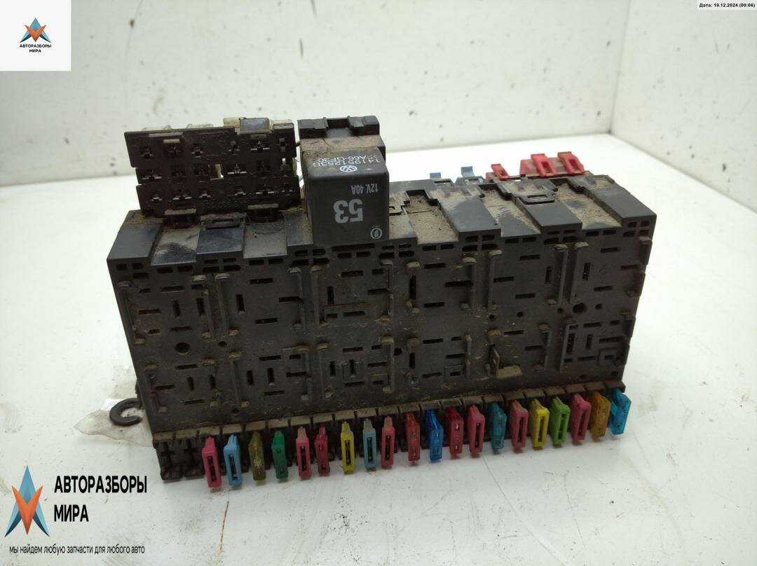 Блок предохранителей Volkswagen Transporter T4 1993 357937039