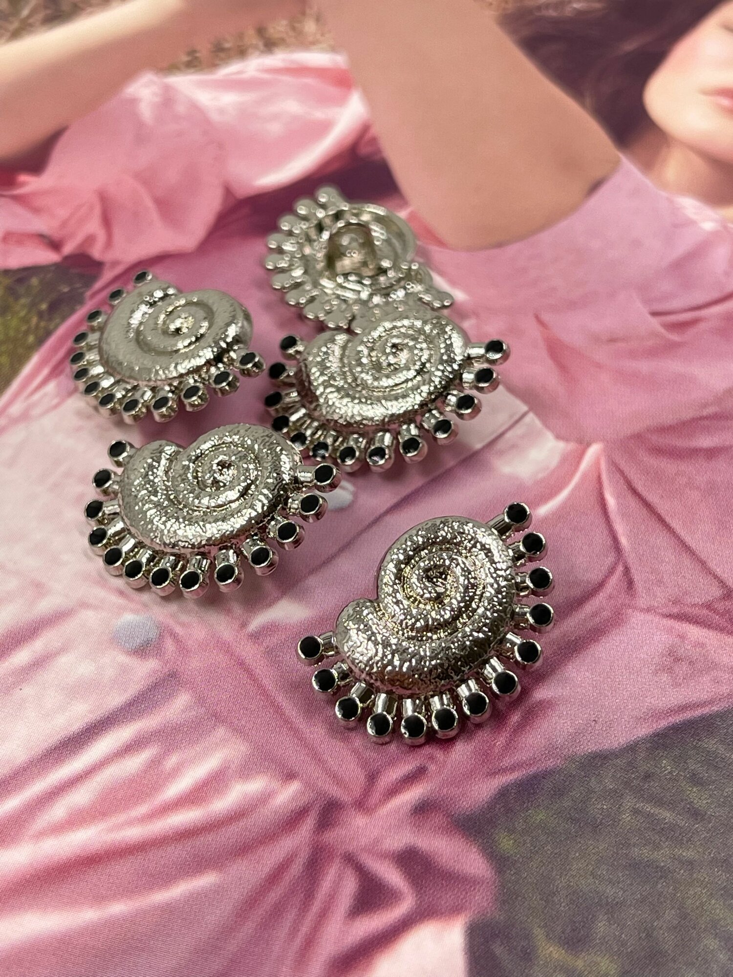 Пуговицы серебристые ракушка с черной эмалью 22 мм, 5 штук