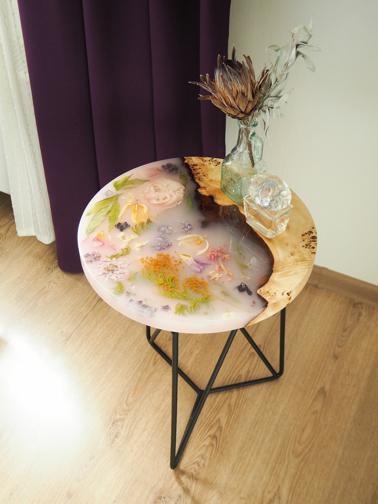 Журнальный столик wild forest из слэба капового тополя с эпоксидной смолой розового оттенка и сухоцветами