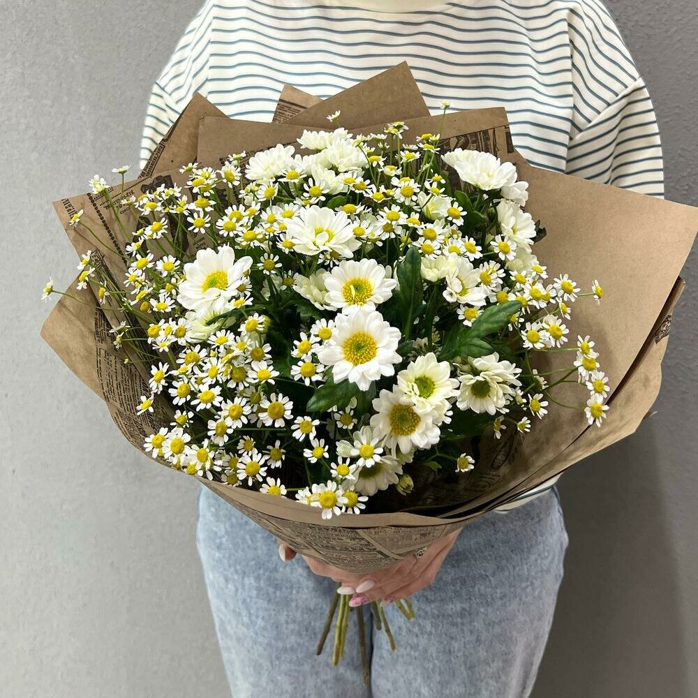 Букет из ромашек и ромашковых сантини в крафте - Plaza Flowers