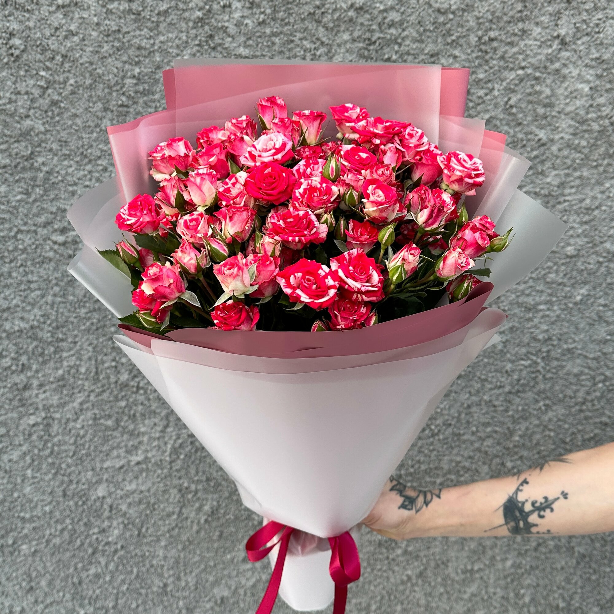 Букет цветов из 11 кустовых роз / Арт. 651715 / Радуга Букет