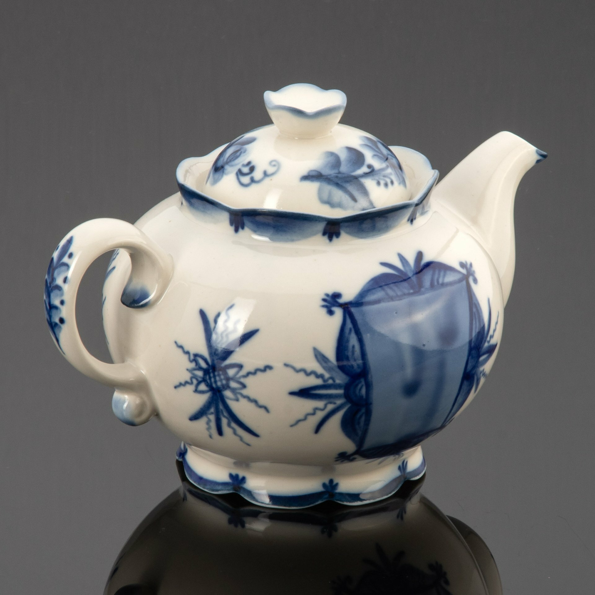 Чайник заварочный с растительным декором в синей гамме, фарфор, роспись, СССР