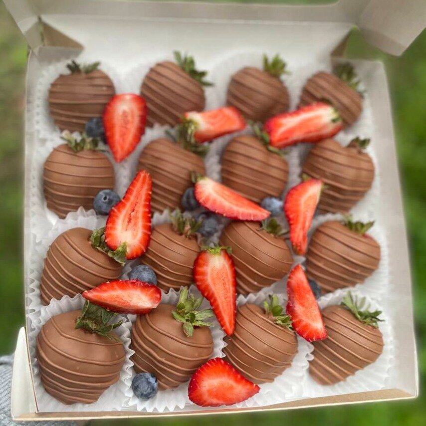 "Monday Sweet Berry", композиция из свежей клубники и молочного шоколада