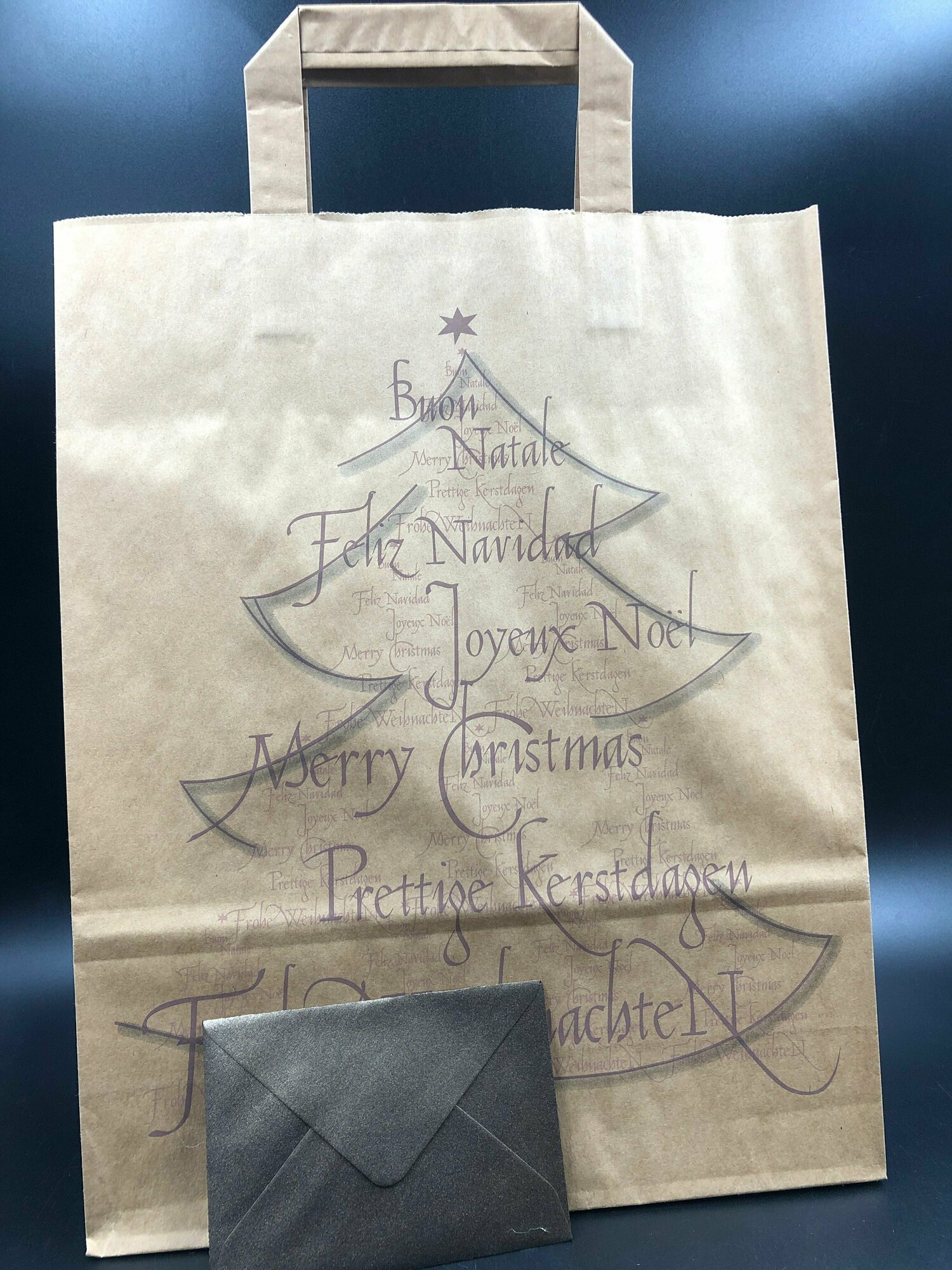 Пакет и конверт Новогодний по 25 шт. Дизайн - Ёлка, крафт пакет 260х330х100 мм арт.82, конверт под визитку 78х110 мм Majestic "Бронза медалей" дизайнерский, с треугольным клапаном