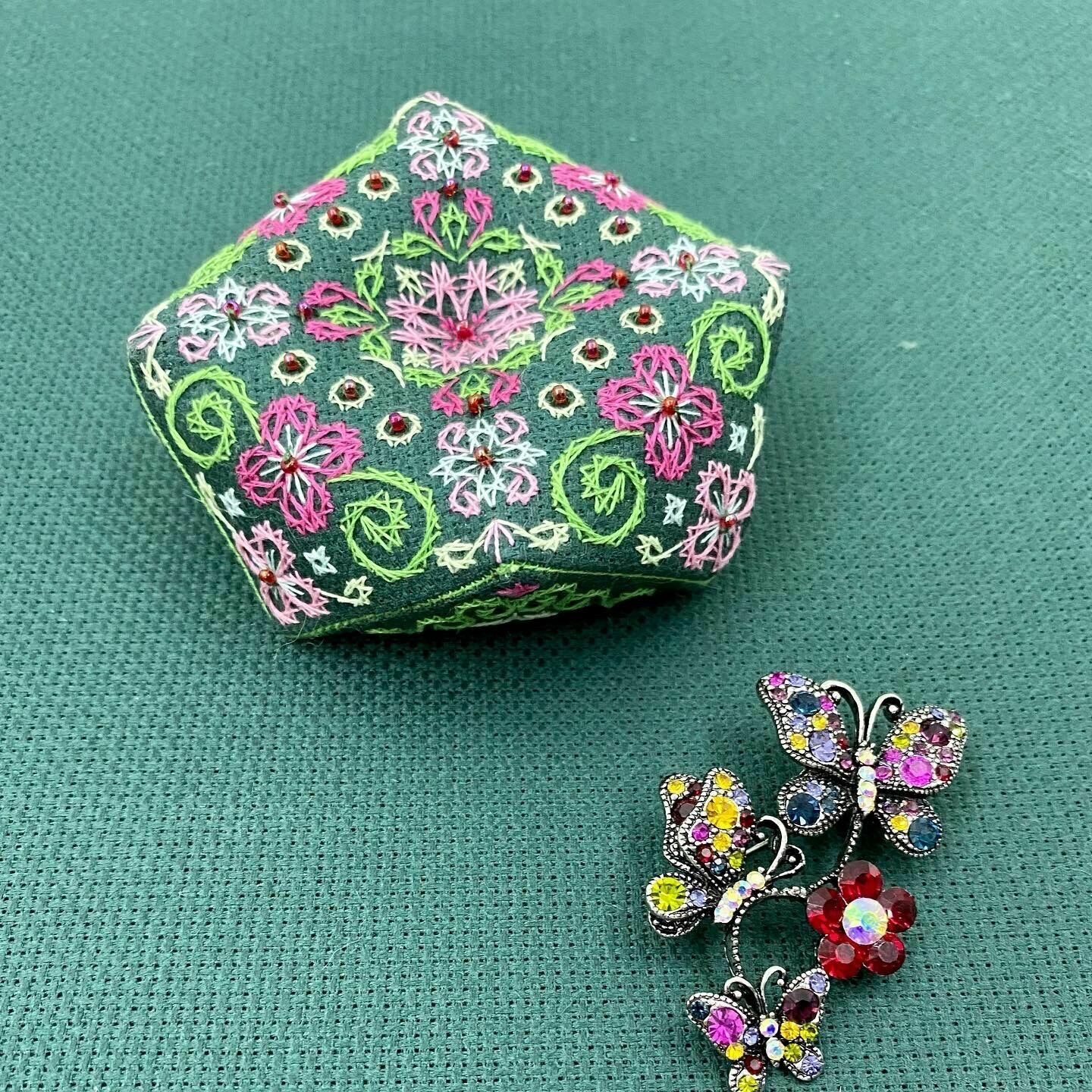 Набор для вышивания шовчиками "Ниточка - рисует по канве" счетными швами ДК180223-1. Бискорню - игольница "Мелодия весны"