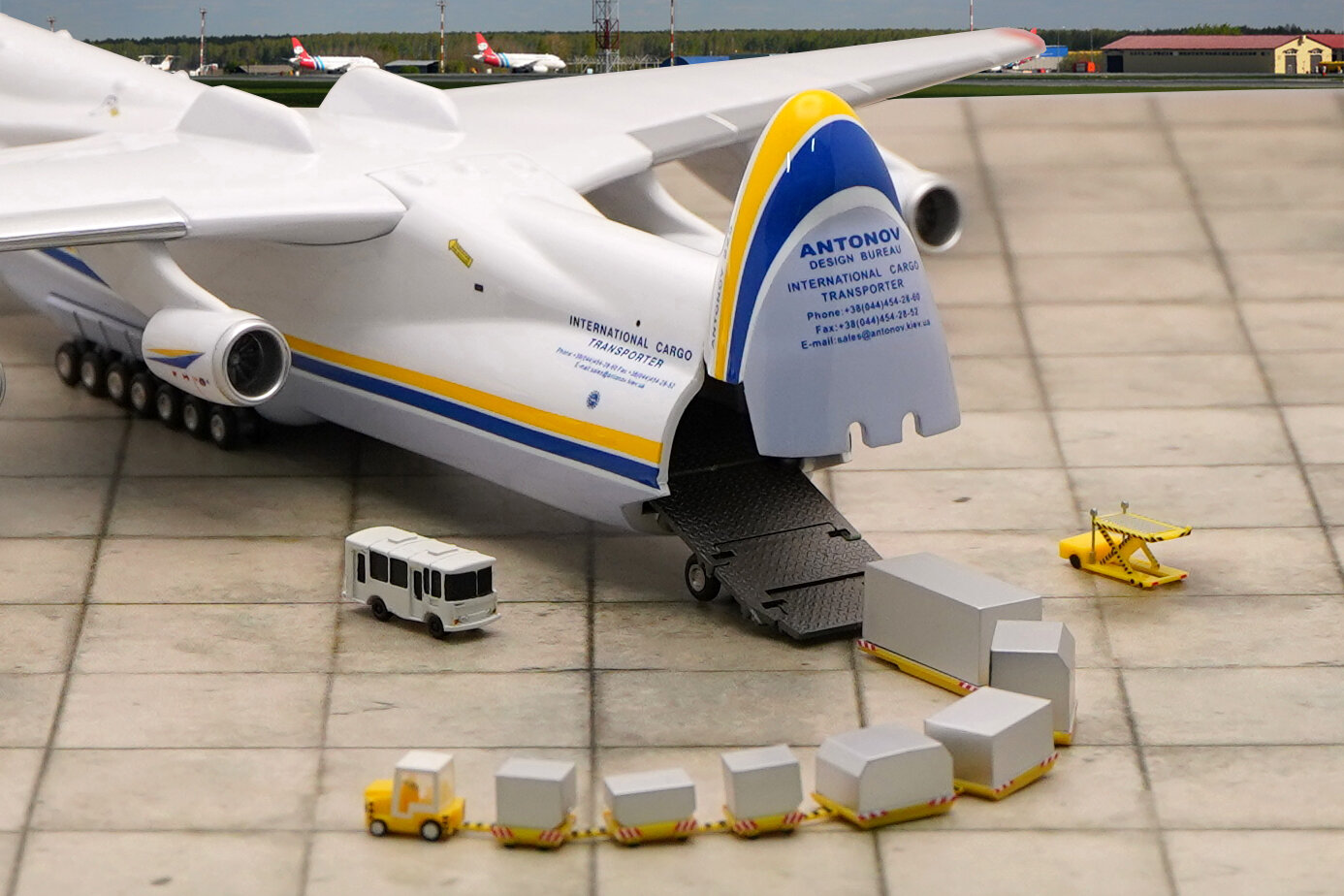 Модель самолёта Ан-225 Мрия UR-82060, длина 40 см.