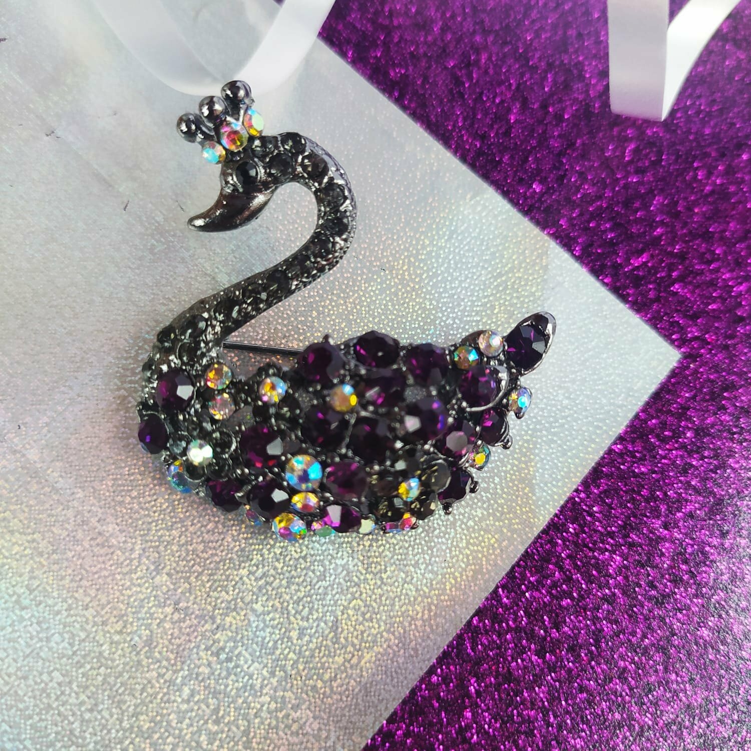 Брошь, стразы