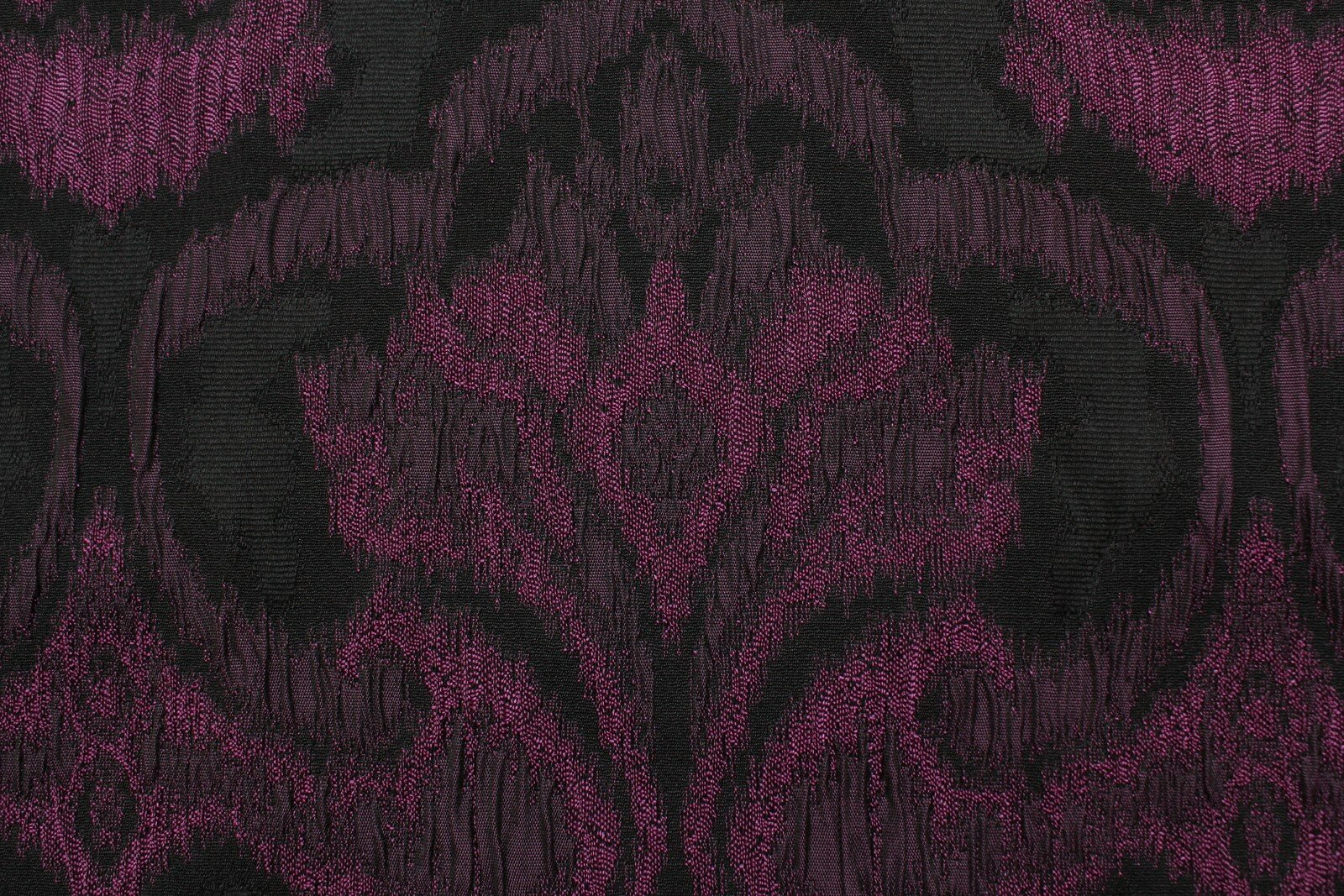 Ткань Жаккард-стрейч пурпурный вензельный узор на чёрном, ш140см, 0,5 м