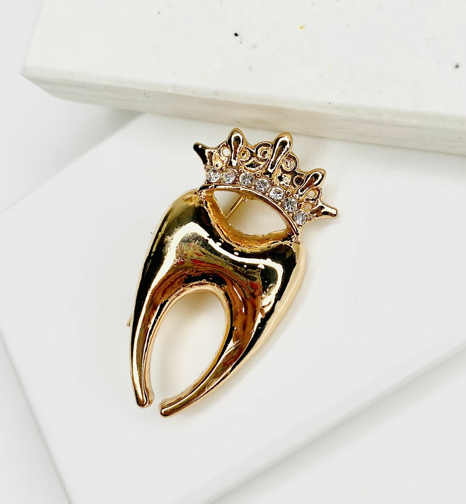 Брошь, искусственный камень