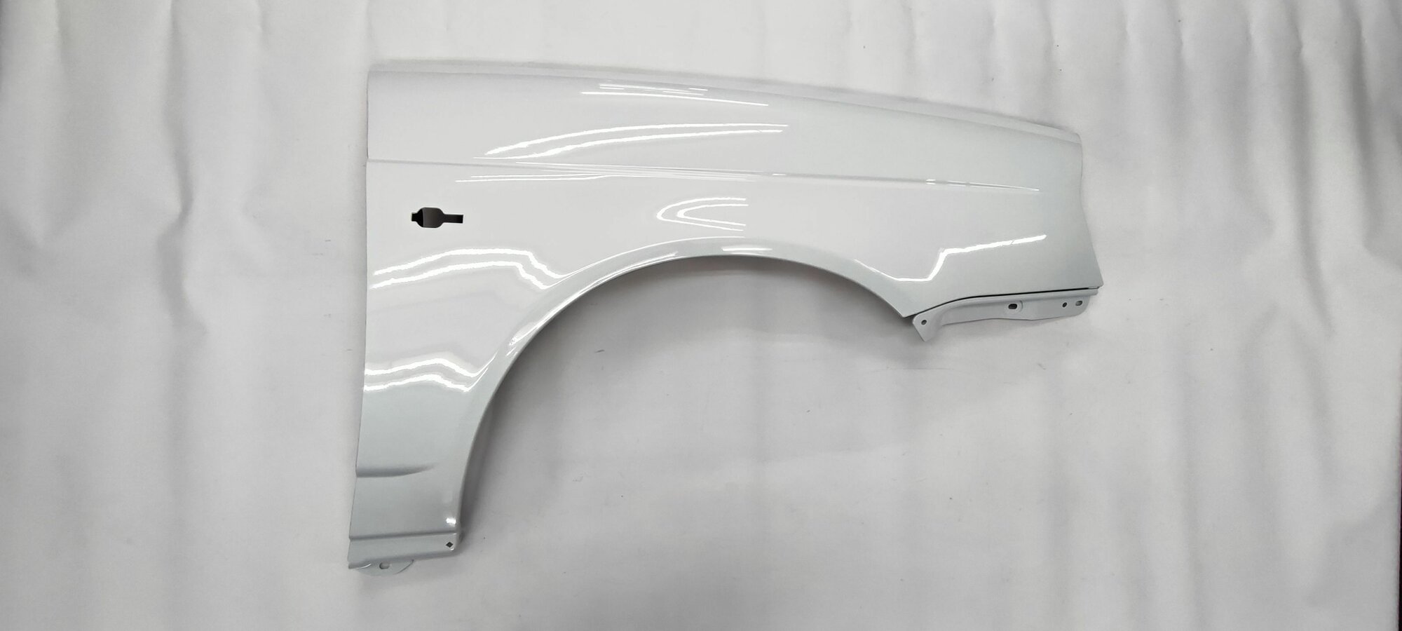 Крыло пластиковое для Лада "Приора" 2007 - 2018 гг, цвет "Белое облако 240", правое"