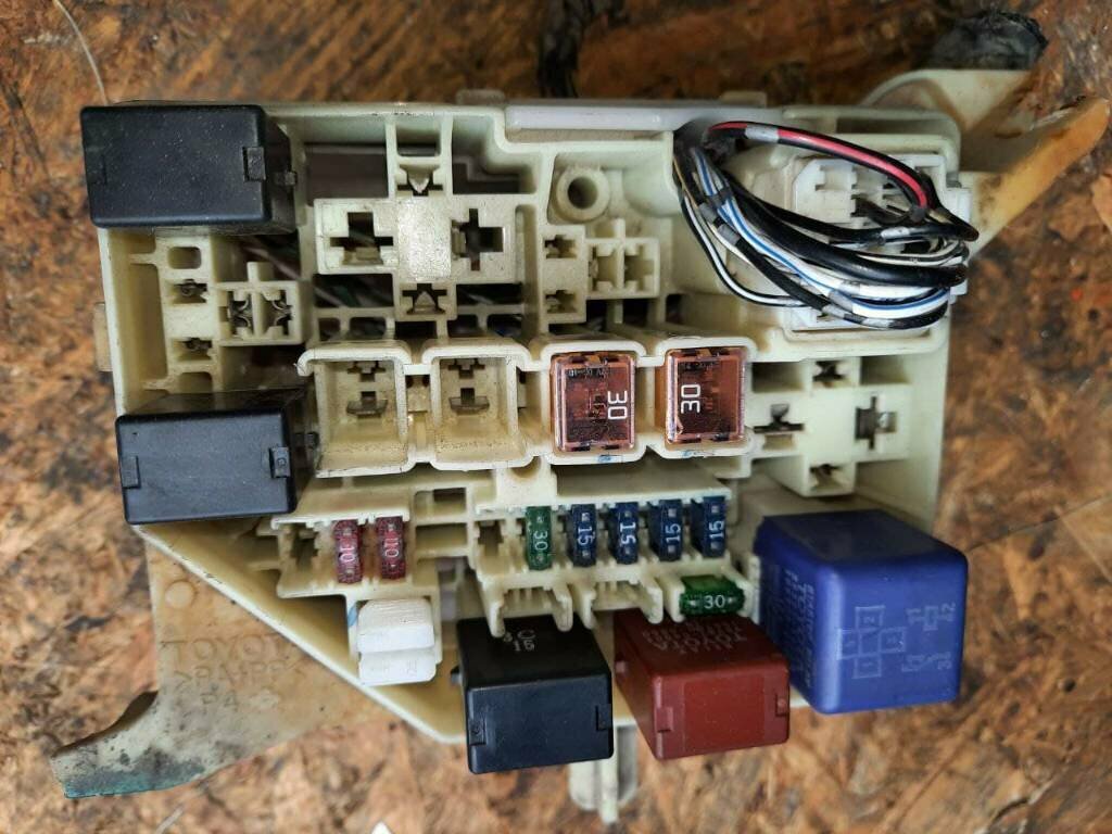 Блок предохранителей Toyota Yaris XP10 2001