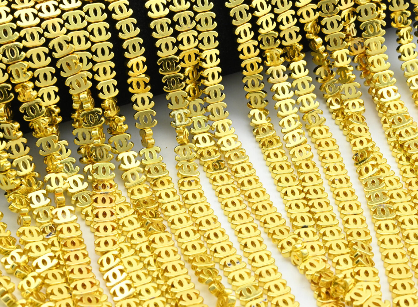 Бусины из гематита фигурного 6*8мм цв. золотой, 39см, 60 бусин .