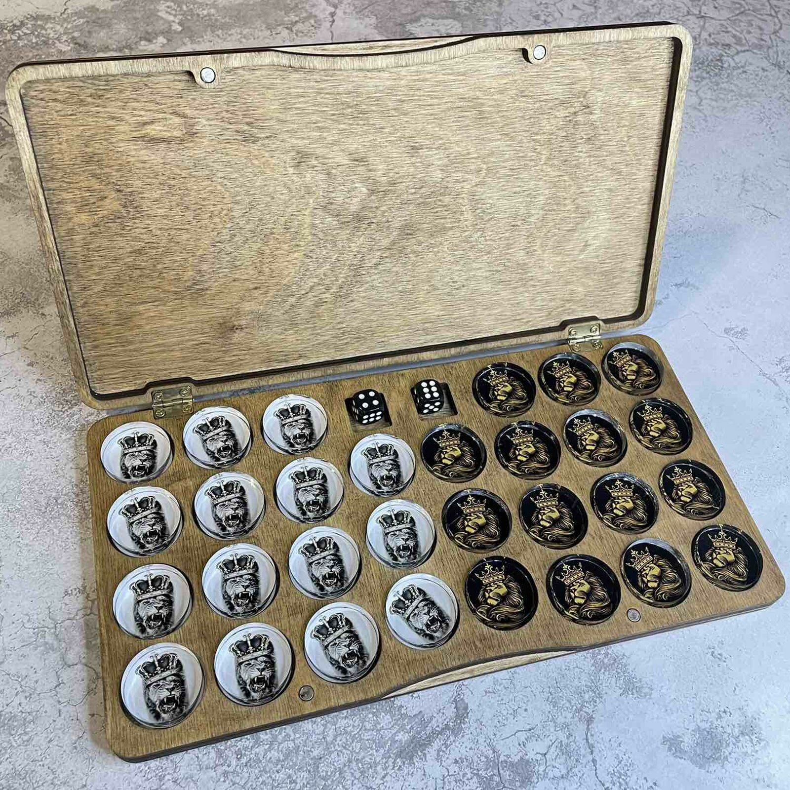 Подарочные фишки для нард "Король Лев", 30 шт, 27 мм, оргстекло, в кейсе из натурального дерева