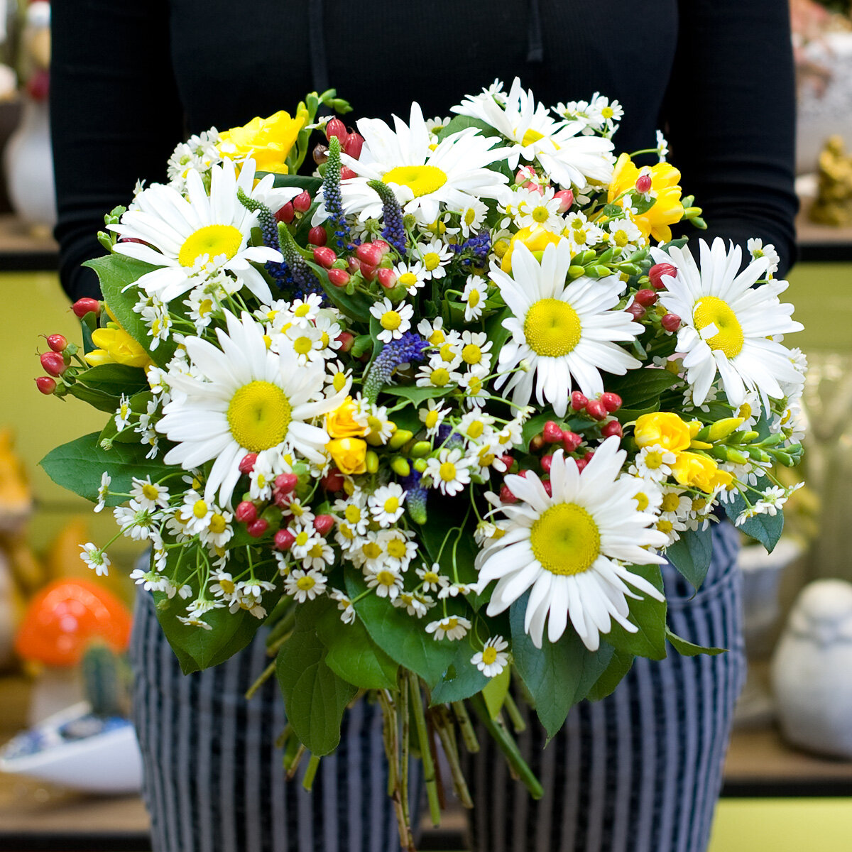 Букет цветов Charlotte "Начало цветущего лета", ассорти, под ленту, 33 цветка, 45 см