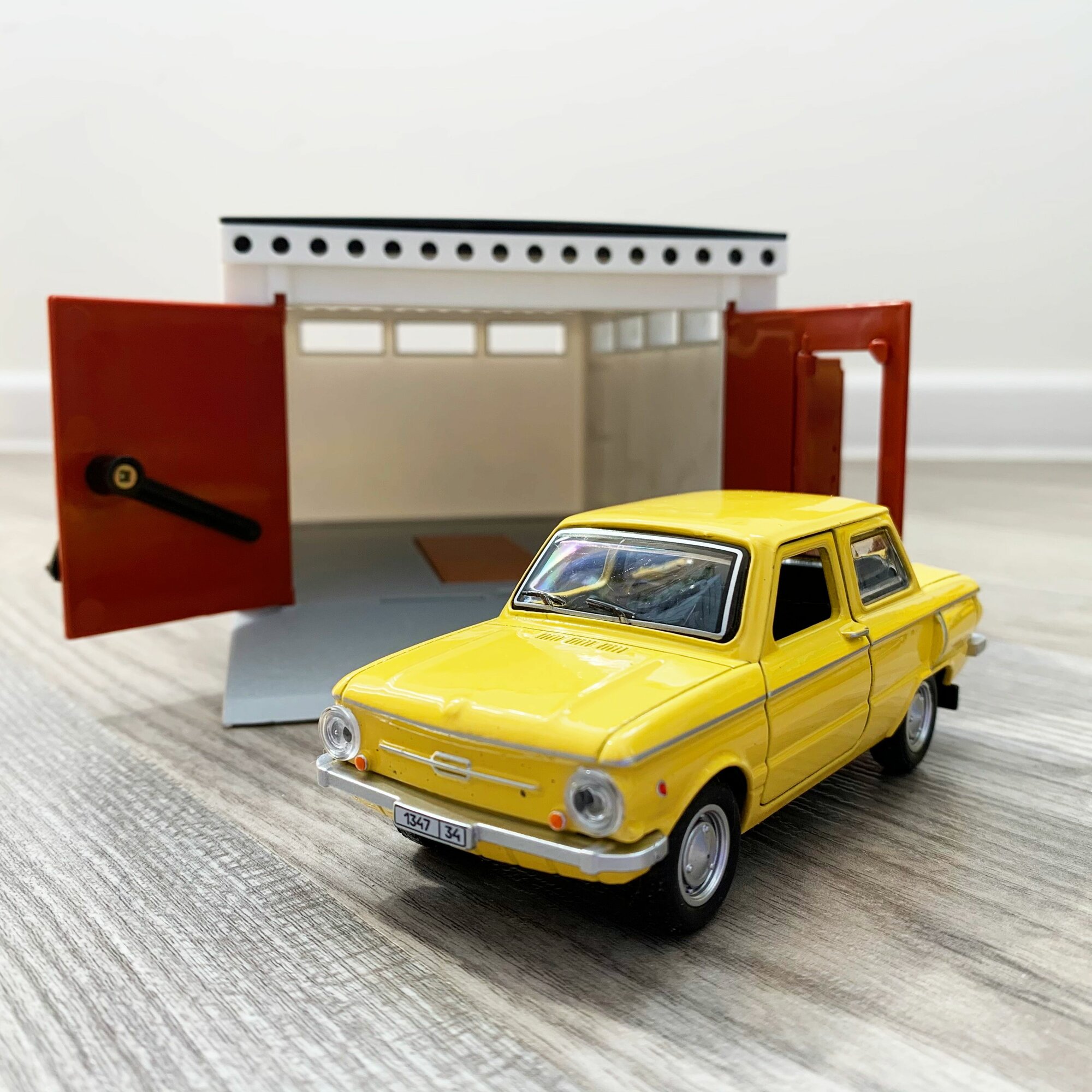 Гараж с распашными воротами и металлическая машинка 12 см модель Запорожец ЗАЗ-968А (инерция, открытие 2-х дверей, багажника) - желтый