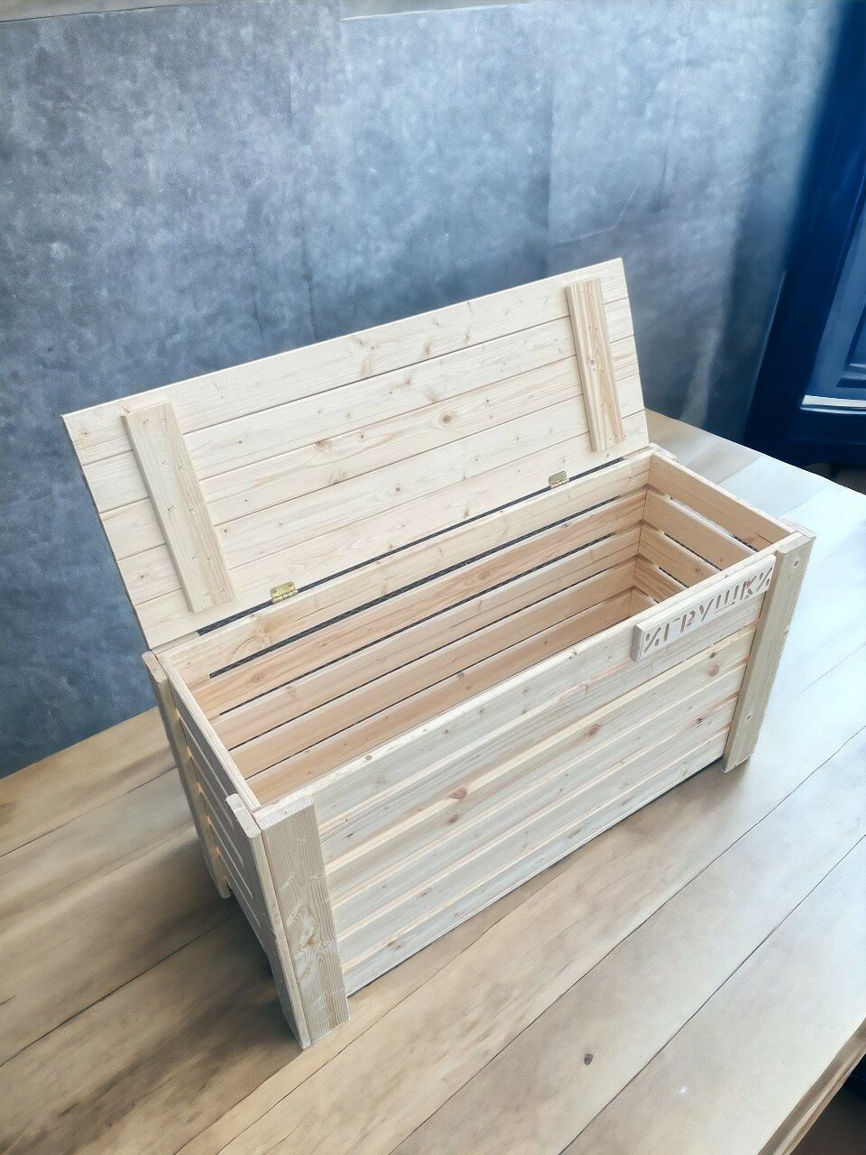 Ящик для игрушек откидной, из массива хвои (103х57х38 см)