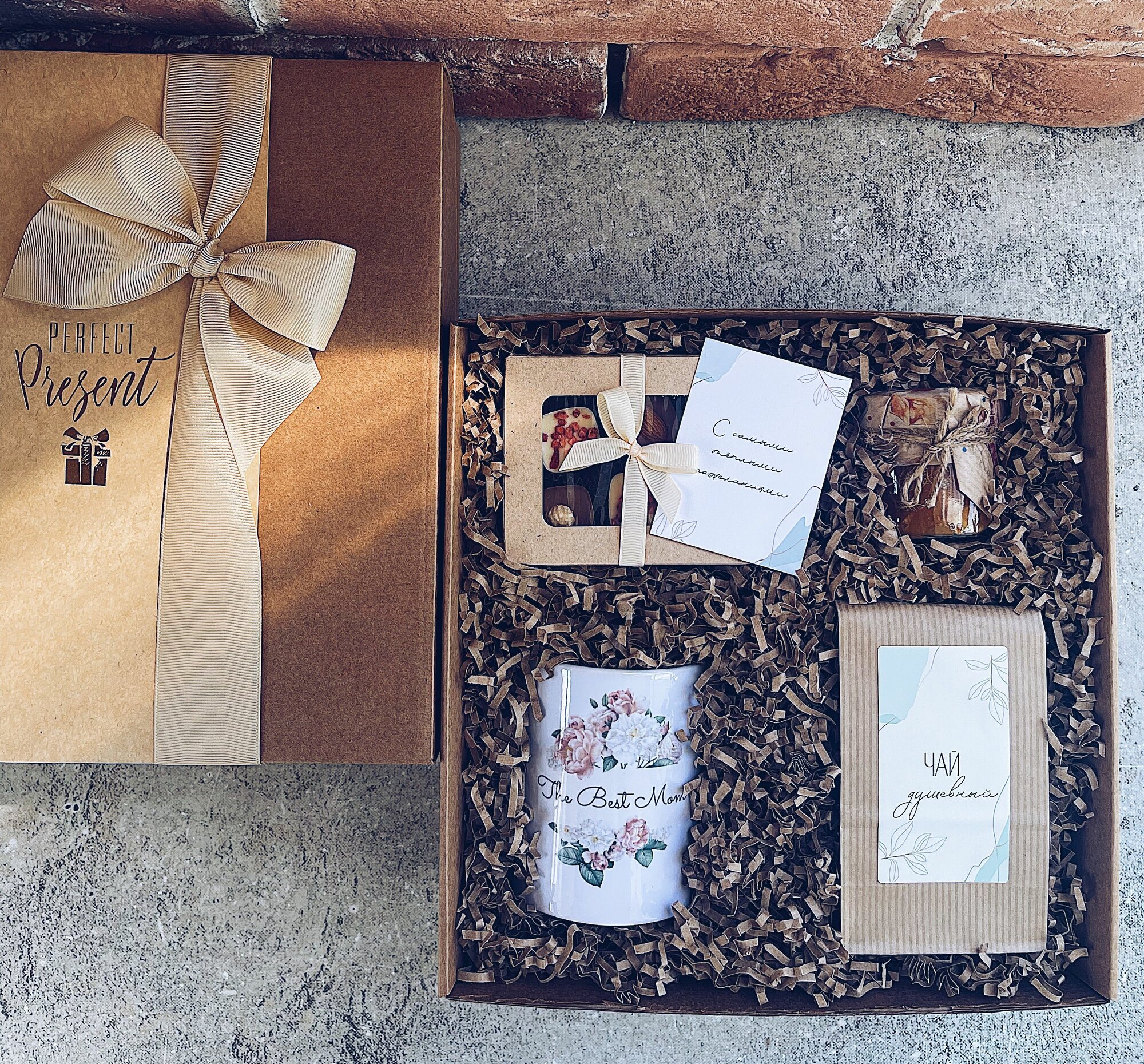 Подарочный набор PERFECT PRESENT "Лучшая мама", с чаем, конфетами и кружкой, подарочная упаковка