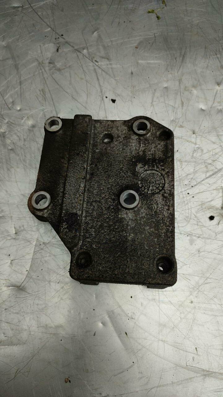 Кронштейн компрессора кондиционера Hyundai Santa Fe (2000 - 2004)