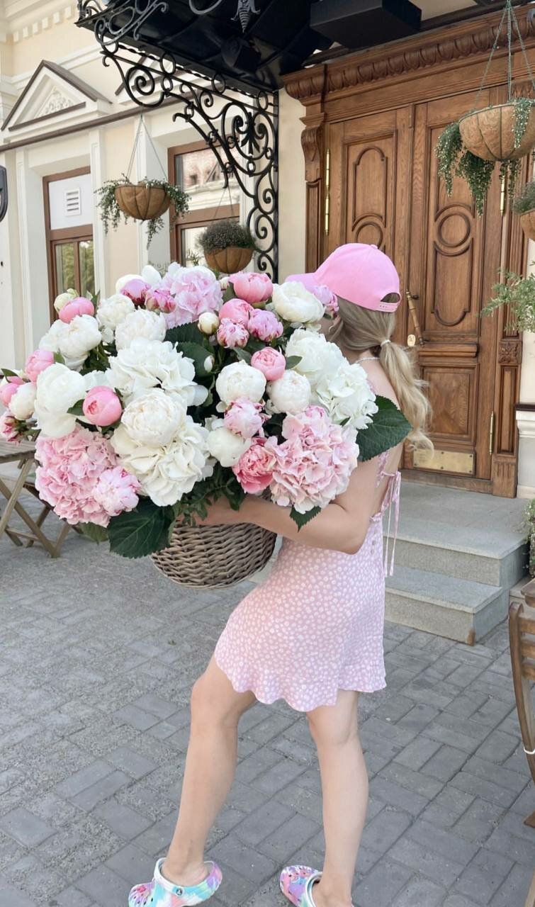 Премиум букет в плетеной корзине из белых и розовых пионов и гортензий 51 шт, премиум цветы, шикарный, красивый букет цветов, пионы розовые, белые, гортензия, цветы.