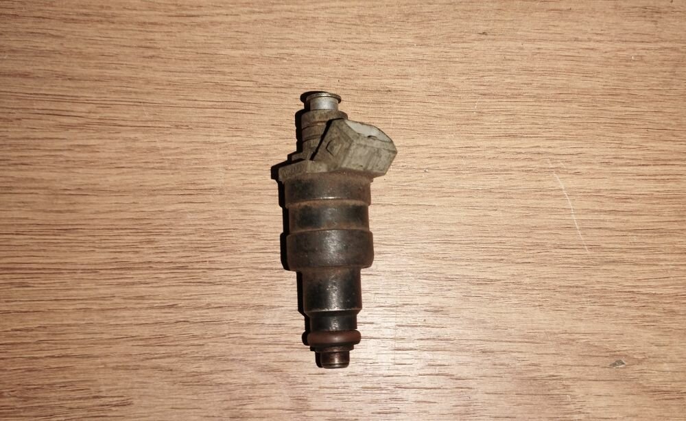 Форсунка топливная Volkswagen Passat B4 037906031E